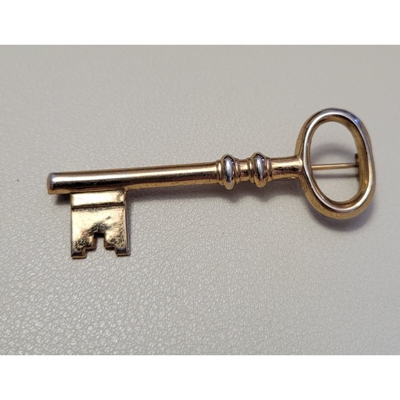 Coro | Jewelry | Vintage Coro Signed Gold Tone Skeleton Key Pegasus ...